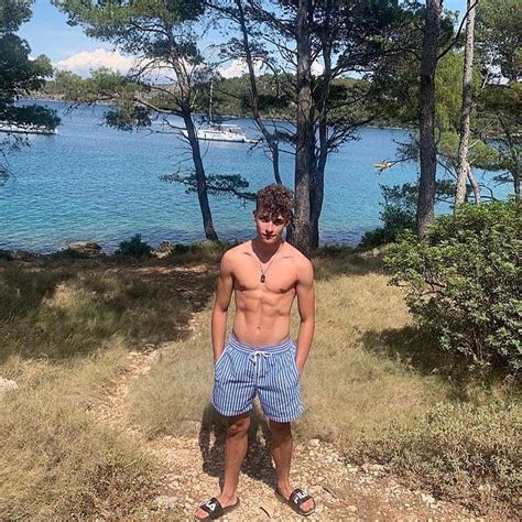 2 331 Kedvelés 19 Hozzászólás Romeo Romeo Twink Instagram