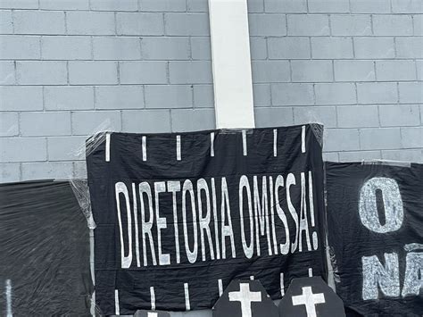 Luxa vai até torcedores durante protesto contra diretoria omissa e