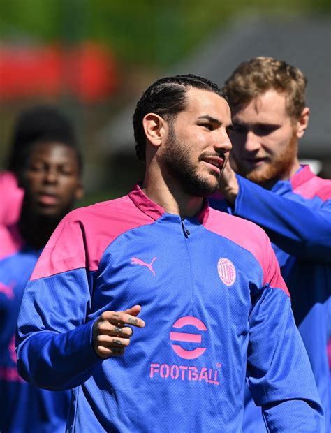 Theo Hernandez Il Nuovo Look Fa Impazzire I Tifosi Del Milan Le Foto