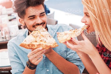 아름 다운 젊은 커플 카페에 앉아서 피자를 먹는 소비 음식 라이프 스타일 개념 2명에 대한 스톡 사진 및 기타 이미지 2명 가을 건강에 좋지 않은 음식 Istock