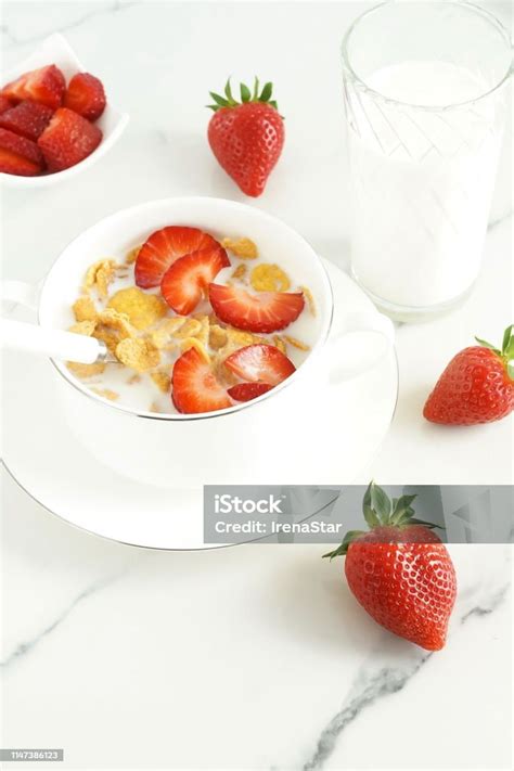 우유와 딸기 건강 옥수수 조각 대리석 배경 책상 테이블에 아침 식사에 대 한 평면도 복사 공간 0명에 대한 스톡 사진 및 기타