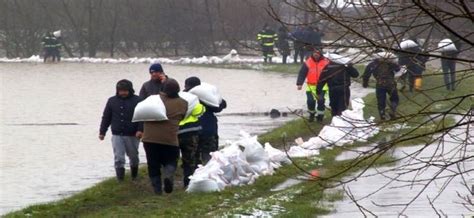 Dig Inaltat Din Saci De Nisip Carati In Spate De Pompieri Si Jandarmi Pentru Protejarea De
