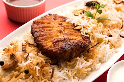 본격적인 물고기 Biryani 흰색 배경 선택적 초점 위에 흰색 접시에 봉사 0명에 대한 스톡 사진 및 기타 이미지 0명