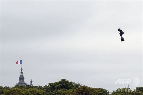 今日の1枚パリの空に未確認飛行物体 写真1枚 国際ニュースAFPBB News