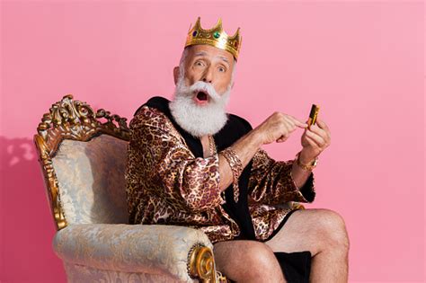 펑키 재미 남자 왕 착용 의상 유행 목욕 가운 오래 된 전화 무료 로밍 연결 절연 핑크 색상 배경에 고립 된 사진 미소에 대한 스톡 사진 및 기타 이미지 Istock