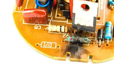 전자 제품에서 화재 손상된 전자 부품 Led 전구 결함이 있는 전자 제품 전기 저항 Cpu에 대한 스톡 사진 및 기타 이미지