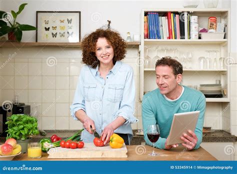 Marido E Esposa Felizes Junto Na Cozinha Foto De Stock Imagem De