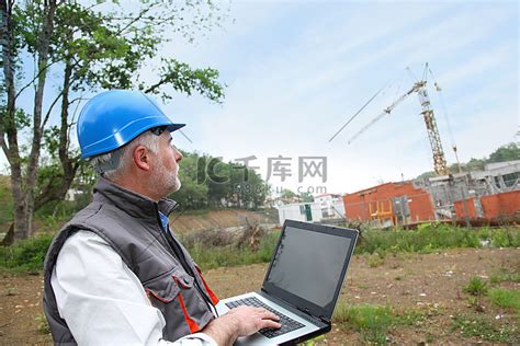 工地经理用笔记本电脑检查施工情况轿车卡通动漫人物高清摄影大图 千库网