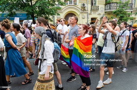 키예프 우크라이나 6 월 23 2019 평등의 행진 Lgbt 행진 키예프 프라이드 게이 퍼레이드 큰 무지개 깃발을 가진 소녀 Pride Lgbtqi Event에 대한