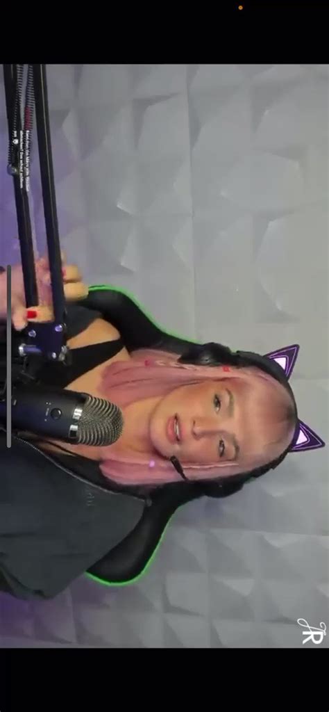 Julia Römmelt on Twitter: "Der Ständer ist doch cool! 👀 #twitch #TwitchStreamers #streamer # ...