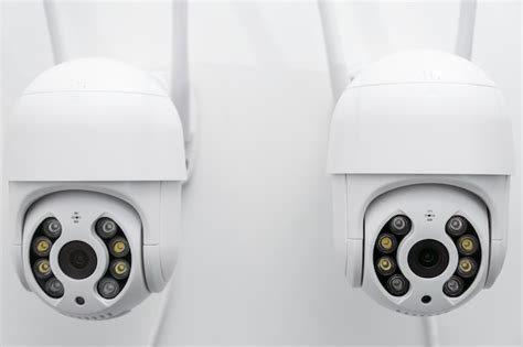 도둑으로부터 보호하기 위해 벽에 설치된 Cctv 카메라는 하루 종일 비디오를 녹화합니다 프리미엄 사진