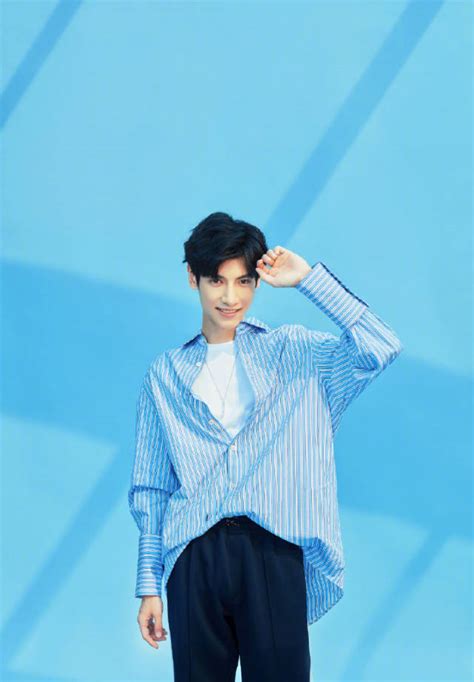 罗云熙好瘦啊罗云熙好瘦罗云熙大山谷图库