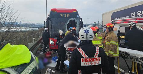 고속도로서 트럭 바퀴 빠져 관광버스 덮쳐 2명 사망