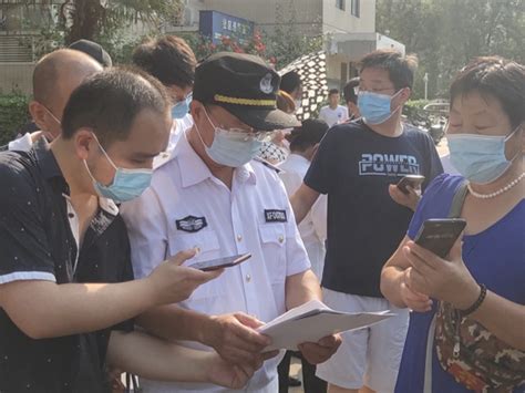 全员上阵 郑州经八路巡防中队全力协助社区进行核酸检测