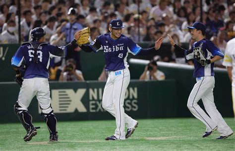 ＜ソ・西＞2回、広瀬を併殺に打ち取り牧野（左端）、源田（右端）と笑顔でハイタッチする羽田 （撮影・白鳥 佳樹） ― スポニチ Sponichi
