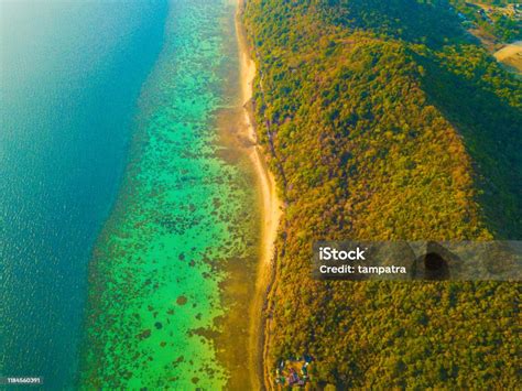 여름에 푸켓 섬의 안다만 해와 함께 일몰에 푸른 청록색 바닷물 산 언덕 열대 녹색 숲 나무가있는 피피 마야 해변의 공중 전망 여행 여행 태국 자연 0명에 대한 스톡 사진 및
