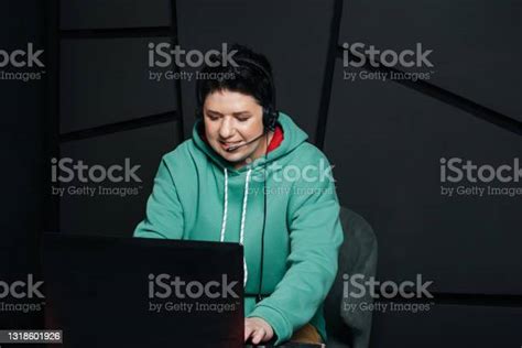 디스패처 짧은 머리를 가진 갈색 머리 소녀 짧은 머리 에서 헤드폰을 착용 온라인 작업 어두운 배경에 35 39세에 대한 스톡