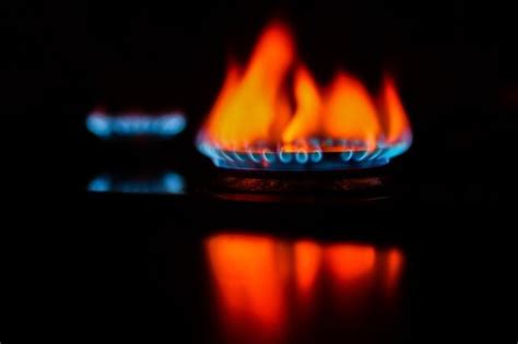 Почему огонь в газовой плите меняет цвет на красный желтый или