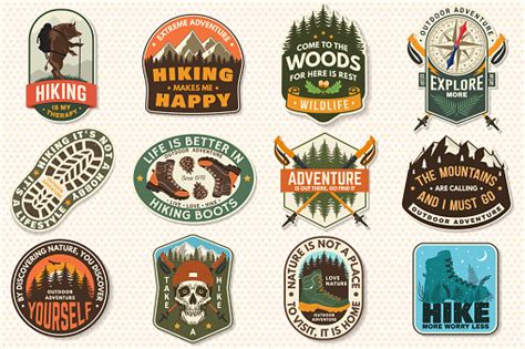 영감을 주는 모험 인용문이 있는 하이킹 패치 디자인 세트 핀 숲 등산객 하이킹 부츠 무스 곰 및 산이 있는 개념 벡터 일러스트