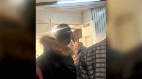 美国航空被起诉：将八名黑人乘客赶下飞机，涉嫌种族歧视凤凰网视频凤凰网