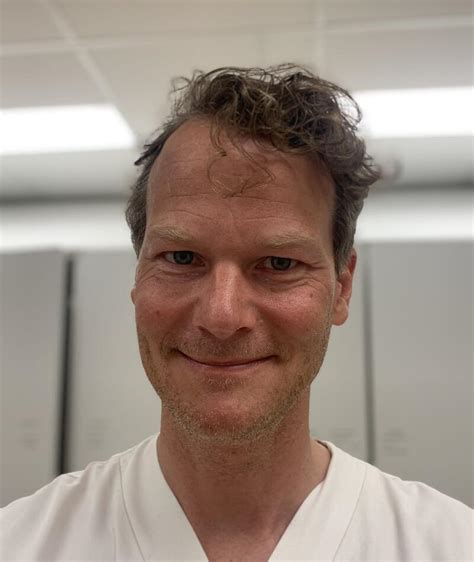 Deep Learning Algorithm Performs Similarly To Radiologists In The Assessment Of Prostate Volume