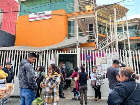 Largas filas en módulos del INE para tramitar la credencial A qué