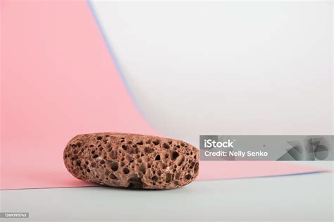 경석 돌 닫고 공간을 복사합니다 분홍색 배경에 3d의 경석 돌 뷰티 컨셉 화장품 브랜딩 아이덴티티 및 패키징 영감에 대한 배경