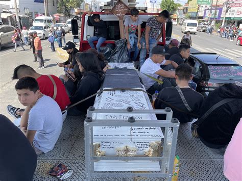 Familiares De Brian Ariel Utilizaron Su Ataúd Para Bloquear Vía Morelos Y Agredieron A Chofer De