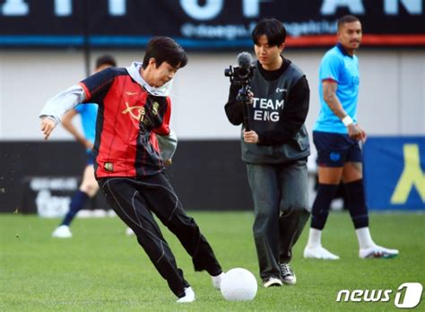 상암에 뜬 축구요정 임영웅…4만 관중 앞 시축→깜짝 공연까지 머니투데이