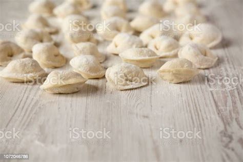 만든 원시 Tortellini 흰색 나무 배경 측면 보기 공간에 복사 합니다 0명에 대한 스톡 사진 및 기타 이미지 0명