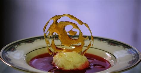 Sopa De Fresas Con Helado De Yogurt Crujiente De Caramelo Y Flotantes