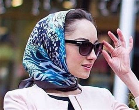 Pin On Silk Headscarves The Kelly Or Hepburn Tie How To Wear