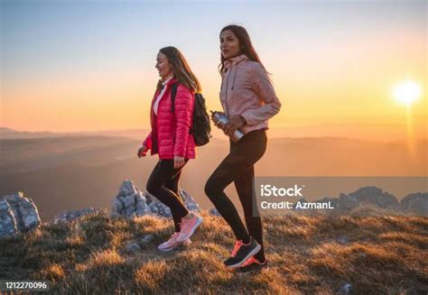 Wanita Kaukasia Dan India Mendaki Gunung Foto Stok Unduh Gambar