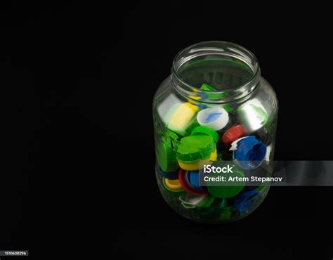 플라스틱 병 뚜껑 더미 재활용 Hdpe 소재 그룹 원형 폴리에틸렌 뚜껑 세트 다채로운 캡 그룹 0명에 대한 스톡 사진 및 기타