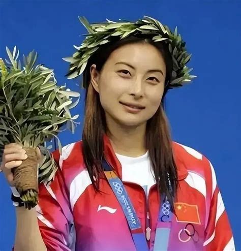 郭晶晶罕见和妈妈同框，母亲满头银发却有气质，三代同堂很温馨