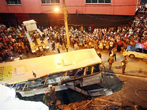 Ônibus cai de viaduto e mata sete pessoas no Rio de Janeiro 02 04