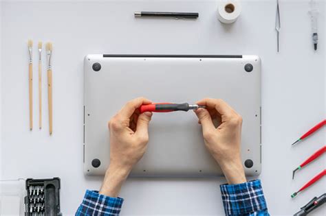 흰색 테이블에 노트북 컴퓨터를 고정 하는 서비스에서 컴퓨터 마스터의 상단 보기 Cpu에 대한 스톡 사진 및 기타 이미지 Cpu 검사 보기 권위 Istock