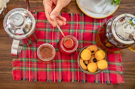 차 마시고입니다 여자 수 제 딸기 잼을 먹는다 차 남 비 꿀 테이블에 머핀 꿀에 대한 스톡 사진 및 기타 이미지 꿀 달콤한
