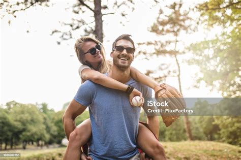 야구 공와 자연에서 시간을 함께 보내고 장갑 아름 다운 커플 20 29세에 대한 스톡 사진 및 기타 이미지 20 29세 2명 30 34세 Istock