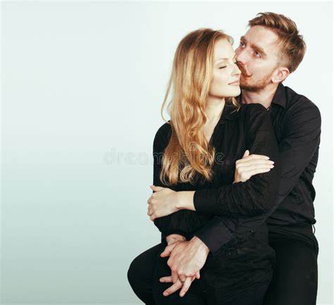 Joven Tierna Pareja Hombre Y Mujer En El Amor Aislado En Blanco Tonteando Alrededor Real Moderno