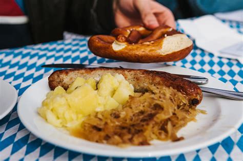 축 하 하는 전통적인 독일 맥주 축제 옥 토 버 페스트 라고 합니다 남자 꽈 배기 접시 옆에 들고 바바리아 소시지 감자 그리고