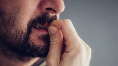 Nails Eating Habits म्हणून लोक नखं खातात तज्ज्ञांनी सांगितलं कारण