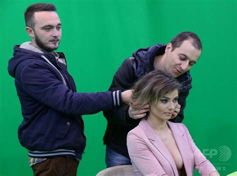 裸にジャケット、キャスターも一肌脱いで視聴者獲得 アルバニア 写真8枚 国際ニュース：afpbb News