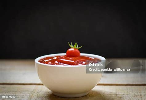 나무와 검은 색 배경에 컵 토마토 소스케첩에 신선한 토마토 감자 요리에 대한 스톡 사진 및 기타 이미지 감자 요리 건강한