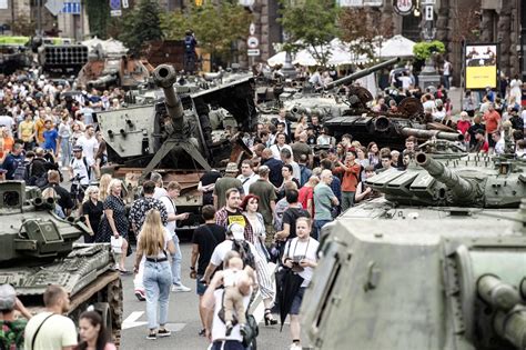 러 탱크 짓밟은 우크라 소녀파괴 러시아 무기 구경거리 됐다 이 시각 중앙일보