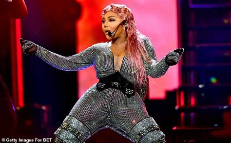 Lil Kim Arrives In A Glittering Pink Gucci Outfit At The 2019 Bet Hip