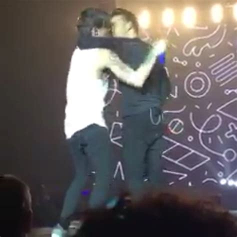 Liam Payne Bacia In Bocca Louis Tomlinson Video Archivio Biccyit