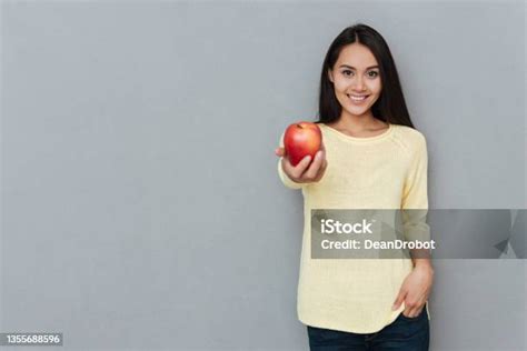 행복한 귀여운 젊은 여자 서 서 서 당신에 게 빨간 사과 제공 건강한 식생활에 대한 스톡 사진 및 기타 이미지 건강한 식생활