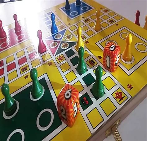 Pinos Em Madeira Jogo Tabuleiro De Ludo E Dados Flash