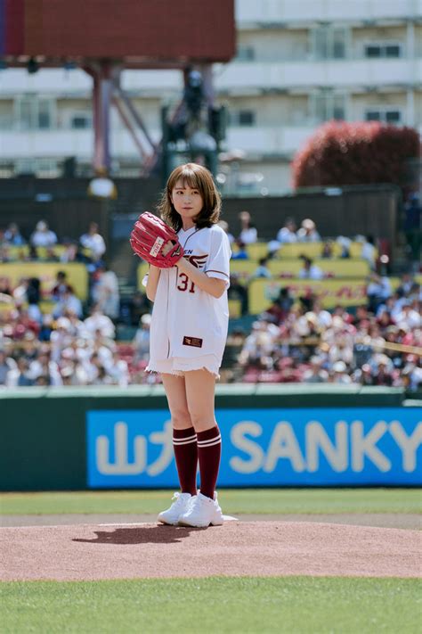 📸 画像：秋元真夏 東北楽天ゴールデンイーグルス対千葉ロッテ戦＜アサヒスーパードライデー＞始球式（2024年5月3日）｜秋元真夏、可憐に投球